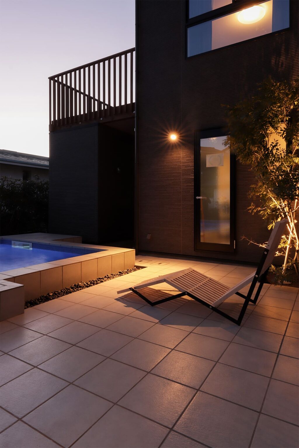 伊東 民泊のプールサイドに – EXA アウトドアファニチャー – マルゲリータお客様事例