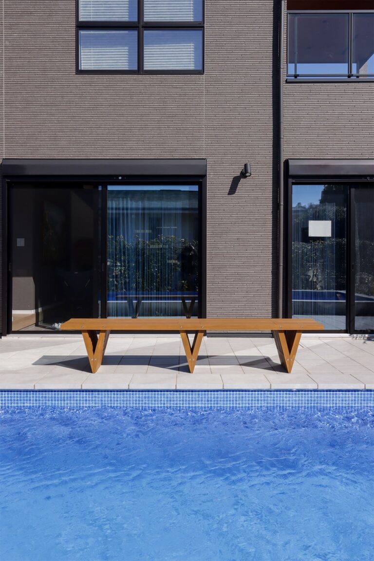 伊東 民泊のプールサイドに – EXA アウトドアファニチャー – マルゲリータお客様事例