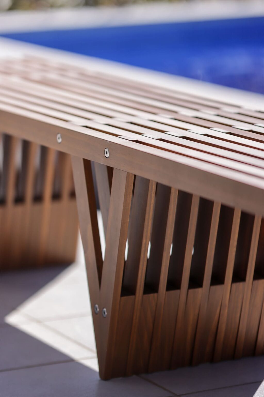 伊東 民泊のプールサイドに – EXA アウトドアファニチャー – マルゲリータお客様事例