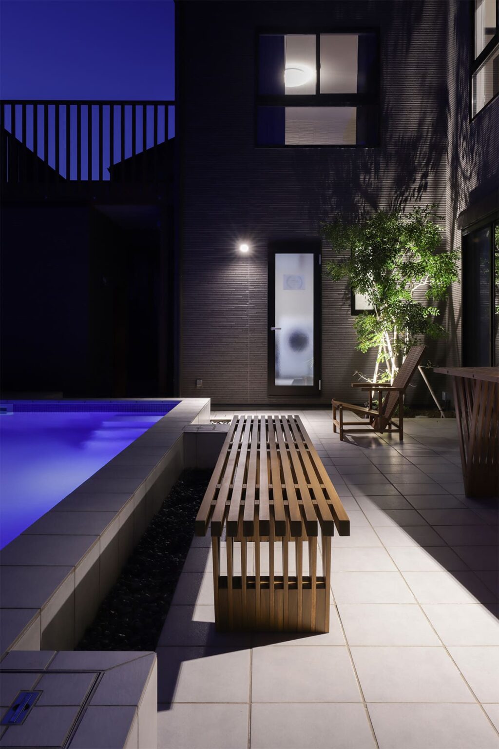 伊東 民泊のプールサイドに – EXA アウトドアファニチャー – マルゲリータお客様事例